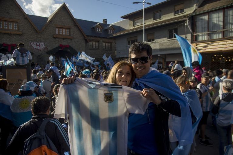 Fotos: Argentina pasó a cuartos y Bariloche fue una fiesta | ANB ...