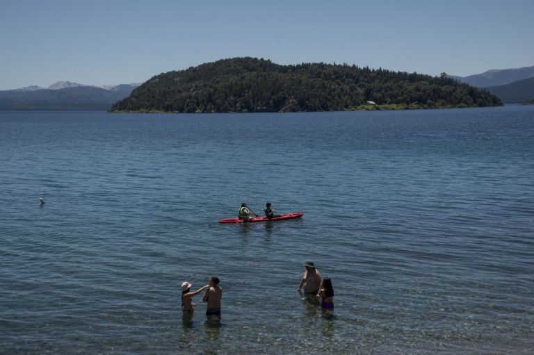 Una nadadora que se dirigía hacia la Isla Huemul tuvo que ser rescatada ...