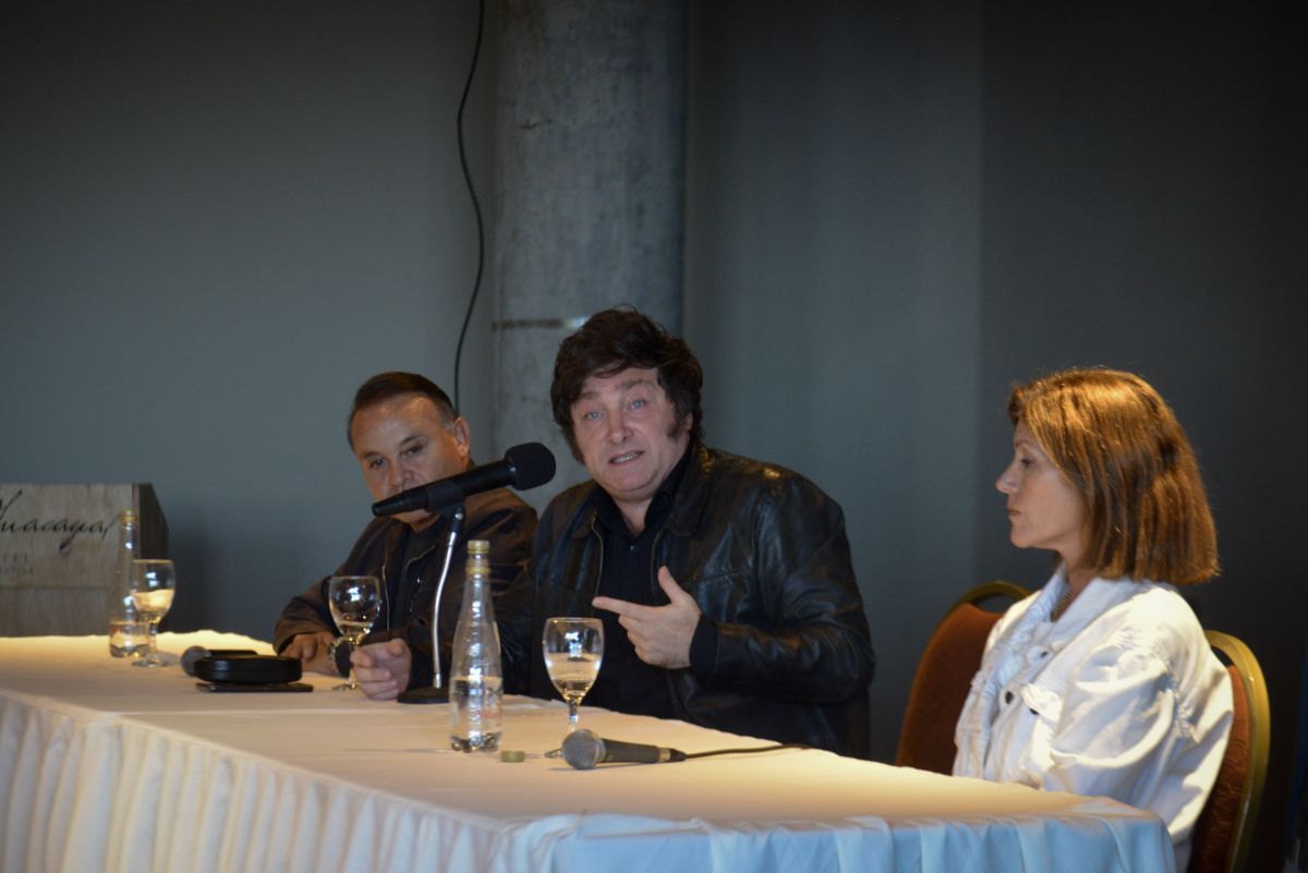 Ariel Rivero presentó su candidatura y acompañó a Milei por el centro ...